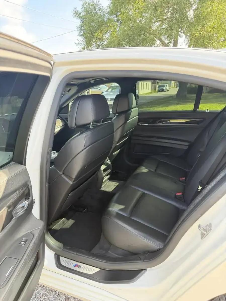 White BMW 730 2011 in Ventspils, with an engine capacity of 3.00 L and mileage of 383 thousand km for 12490 €, photo 16 on AUTOMOTO.COM.LV