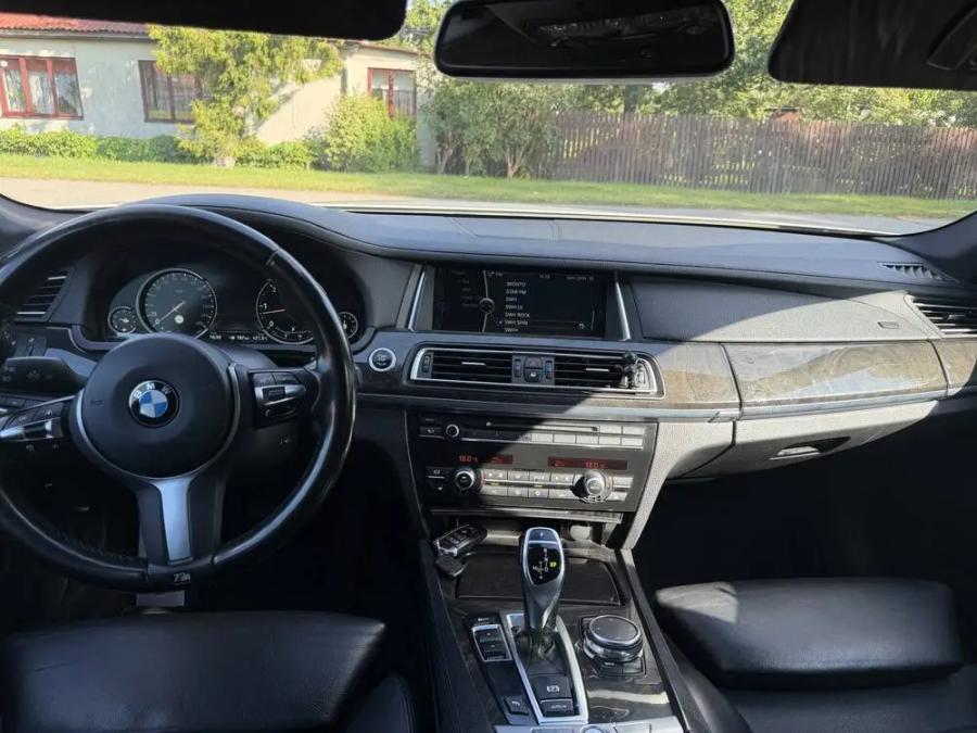 White BMW 730 2011 in Ventspils, with an engine capacity of 3.00 L and mileage of 383 thousand km for 12490 €, photo 21 on AUTOMOTO.COM.LV
