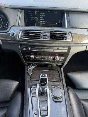 White BMW 730 2011 in Ventspils, with an engine capacity of 3.00 L and mileage of 383 thousand km for 12490 €, photo 22 on AUTOMOTO.COM.LV