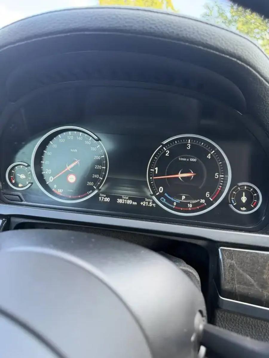 White BMW 730 2011 in Ventspils, with an engine capacity of 3.00 L and mileage of 383 thousand km for 12490 €, photo 26 on AUTOMOTO.COM.LV