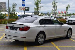 White BMW 730 2013 in Vilnius, with an engine capacity of 2.99 L and mileage of 283 thousand km for 11900 €, photo 5 on AUTOMOTO.COM.LV