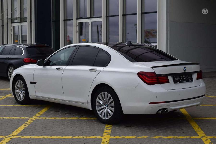 White BMW 730 2013 in Vilnius, with an engine capacity of 2.99 L and mileage of 283 thousand km for 11900 €, photo 7 on AUTOMOTO.COM.LV
