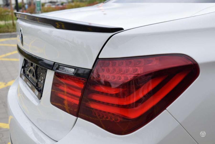 White BMW 730 2013 in Vilnius, with an engine capacity of 2.99 L and mileage of 283 thousand km for 11900 €, photo 8 on AUTOMOTO.COM.LV