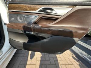 White BMW 730 2017 in Siauliai, with an engine capacity of 2.99 L and mileage of 504 thousand km for 21000 €, photo 16 on AUTOMOTO.COM.LV