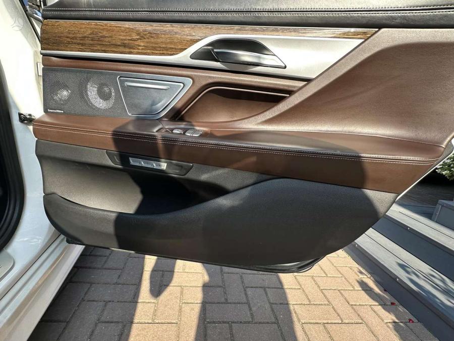 White BMW 730 2017 in Siauliai, with an engine capacity of 2.99 L and mileage of 504 thousand km for 21000 €, photo 16 on AUTOMOTO.COM.LV