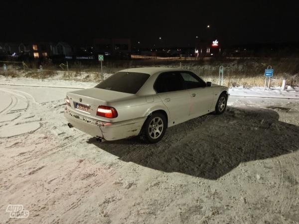 White BMW 735 1997 in Vilnius, with an engine capacity of 3.50 L and mileage of 295 thousand km for 2800 €, photo 4 on AUTOMOTO.COM.LV