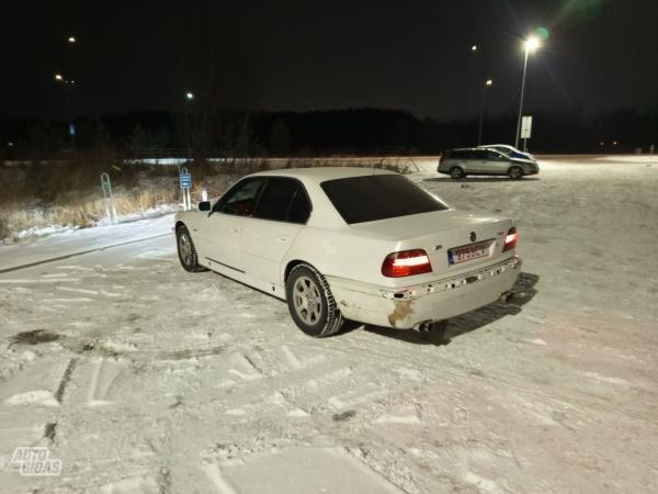 White BMW 735 1997 in Vilnius, with an engine capacity of 3.50 L and mileage of 295 thousand km for 2800 €, photo 6 on AUTOMOTO.COM.LV