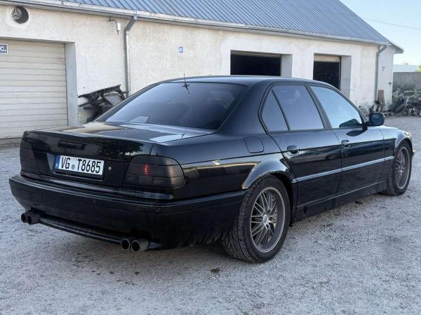 Balts BMW 735 1998 Šauļi, ar dzinēja tilpumu 3.50 L un nobraukumu 377 tūkst. km par 3800 €, foto 3 vietnē AUTOMOTO.COM.LV