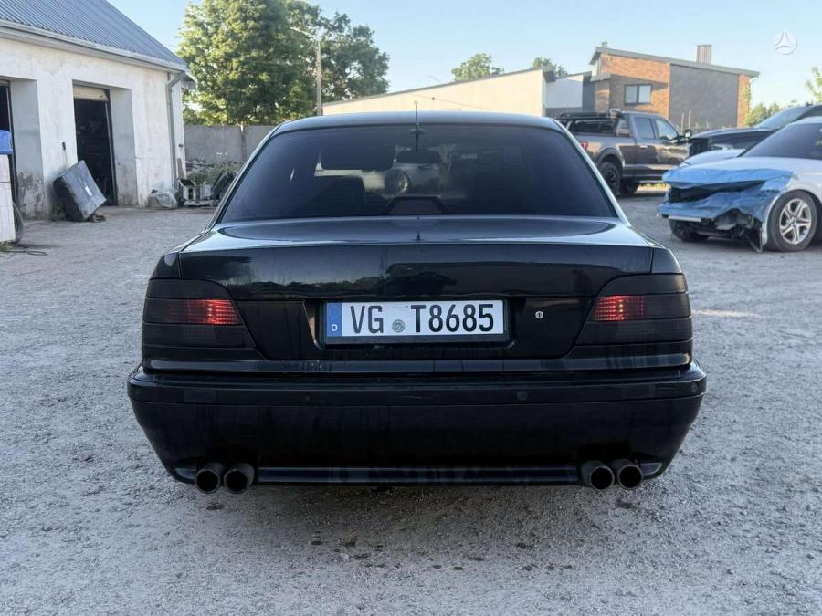 Balts BMW 735 1998 Šauļi, ar dzinēja tilpumu 3.50 L un nobraukumu 377 tūkst. km par 3800 €, foto 5 vietnē AUTOMOTO.COM.LV