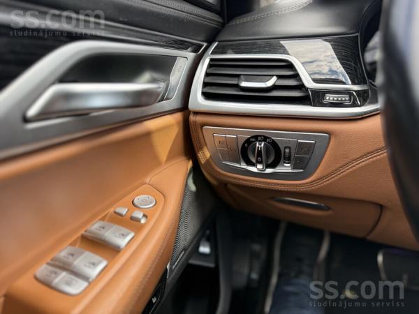 Black BMW 740 2019 in Riga, with an engine capacity of 3.00 L and mileage of 142 thousand km for 31500 €, photo 10 on AUTOMOTO.COM.LV