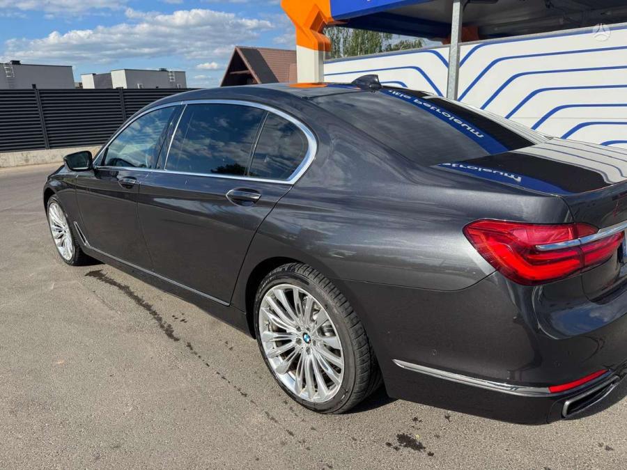 Melns BMW 740 2016 Viļņa, ar dzinēja tilpumu 3.00 L un nobraukumu 380 tūkst. km par 18000 €, foto 5 vietnē AUTOMOTO.COM.LV