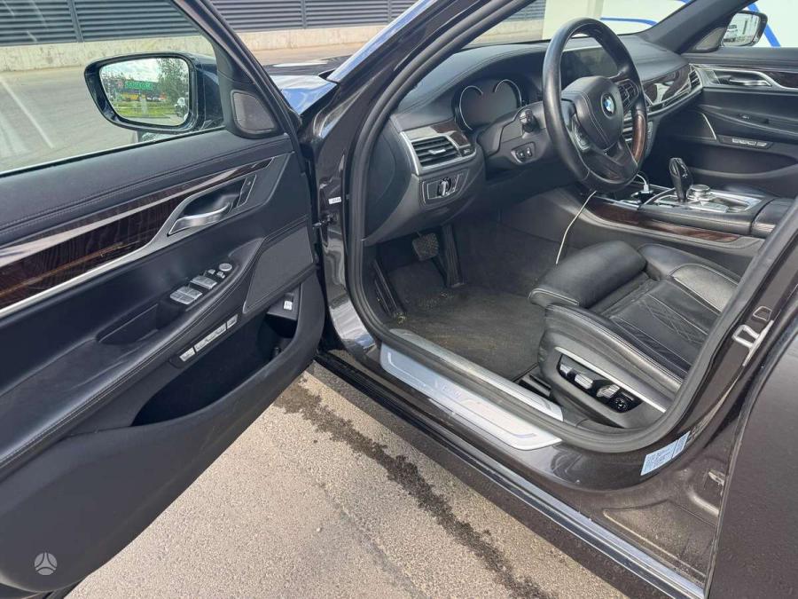 Melns BMW 740 2016 Viļņa, ar dzinēja tilpumu 3.00 L un nobraukumu 380 tūkst. km par 18000 €, foto 12 vietnē AUTOMOTO.COM.LV