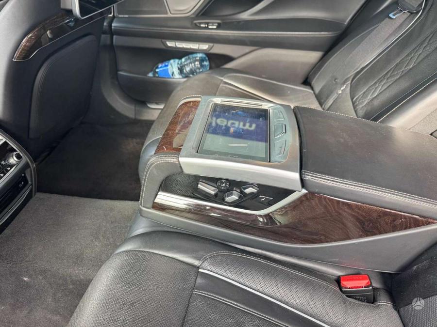 Melns BMW 740 2016 Viļņa, ar dzinēja tilpumu 3.00 L un nobraukumu 380 tūkst. km par 18000 €, foto 15 vietnē AUTOMOTO.COM.LV