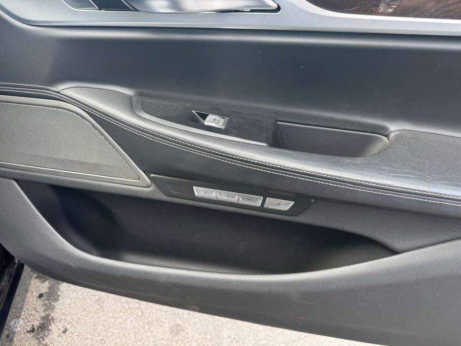 Melns BMW 740 2016 Viļņa, ar dzinēja tilpumu 3.00 L un nobraukumu 380 tūkst. km par 18000 €, foto 18 vietnē AUTOMOTO.COM.LV