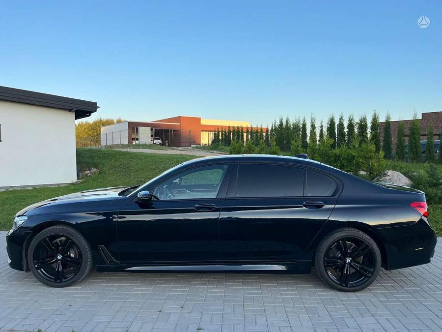 Black BMW 740 2016 in Alytus, with an engine capacity of 3.00 L and mileage of 166 thousand km for 19800 €, photo 4 on AUTOMOTO.COM.LV