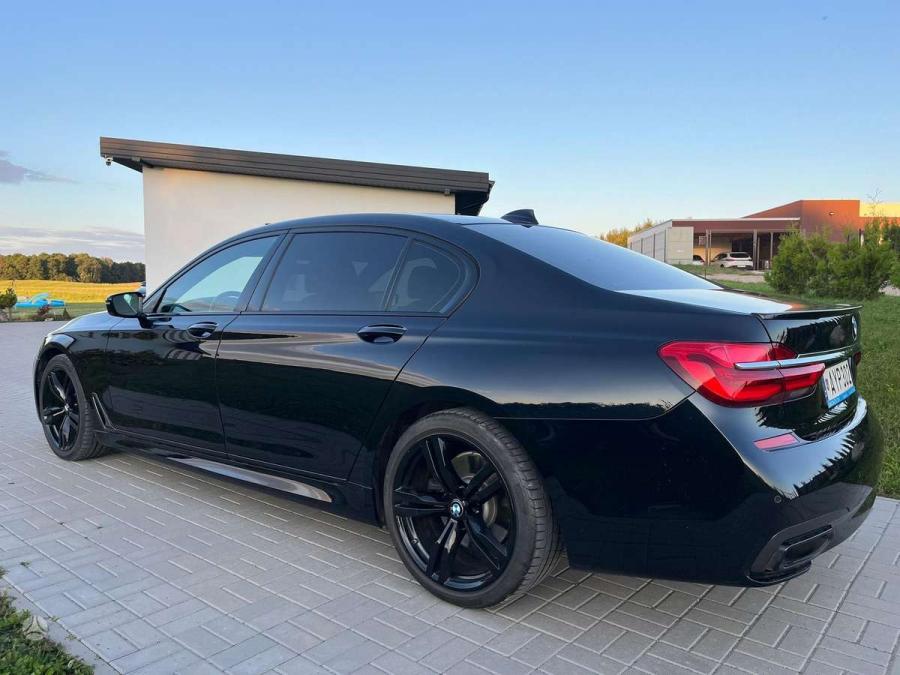 Black BMW 740 2016 in Alytus, with an engine capacity of 3.00 L and mileage of 166 thousand km for 19800 €, photo 10 on AUTOMOTO.COM.LV