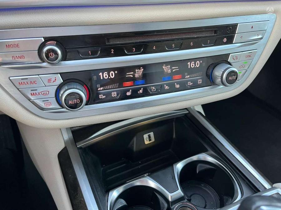 Black BMW 740 2016 in Alytus, with an engine capacity of 3.00 L and mileage of 166 thousand km for 19800 €, photo 30 on AUTOMOTO.COM.LV