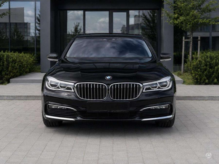 Black BMW 740 2017 in Vilnius, with an engine capacity of 3.00 L and mileage of 188 thousand km for 19350 €, photo 3 on AUTOMOTO.COM.LV