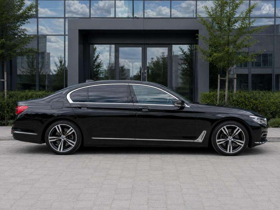 Black BMW 740 2017 in Vilnius, with an engine capacity of 3.00 L and mileage of 188 thousand km for 19350 €, photo 6 on AUTOMOTO.COM.LV