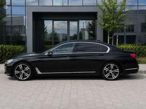 Black BMW 740 2017 in Vilnius, with an engine capacity of 3.00 L and mileage of 188 thousand km for 19350 €, photo 7 on AUTOMOTO.COM.LV