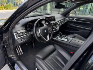 Black BMW 740 2017 in Vilnius, with an engine capacity of 3.00 L and mileage of 188 thousand km for 19350 €, photo 8 on AUTOMOTO.COM.LV