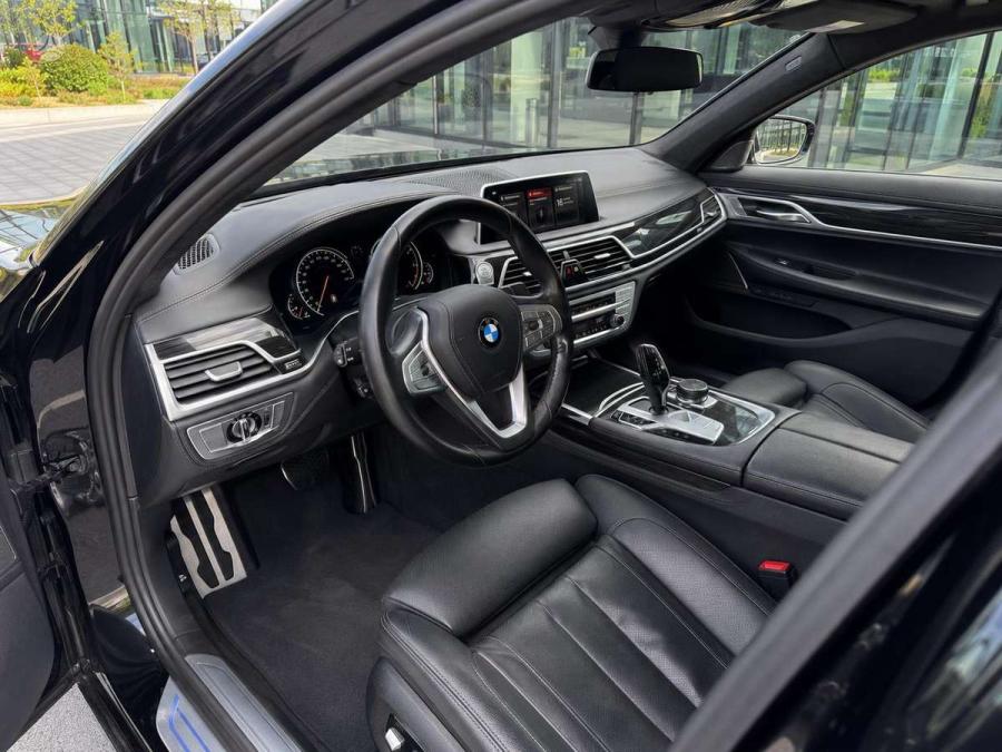 Black BMW 740 2017 in Vilnius, with an engine capacity of 3.00 L and mileage of 188 thousand km for 19350 €, photo 8 on AUTOMOTO.COM.LV