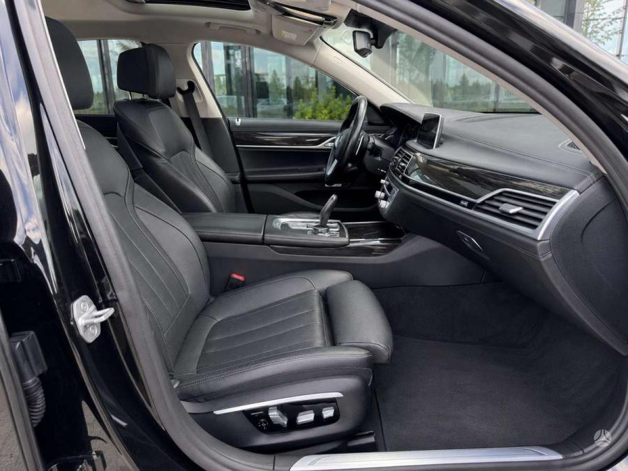 Black BMW 740 2017 in Vilnius, with an engine capacity of 3.00 L and mileage of 188 thousand km for 19350 €, photo 9 on AUTOMOTO.COM.LV