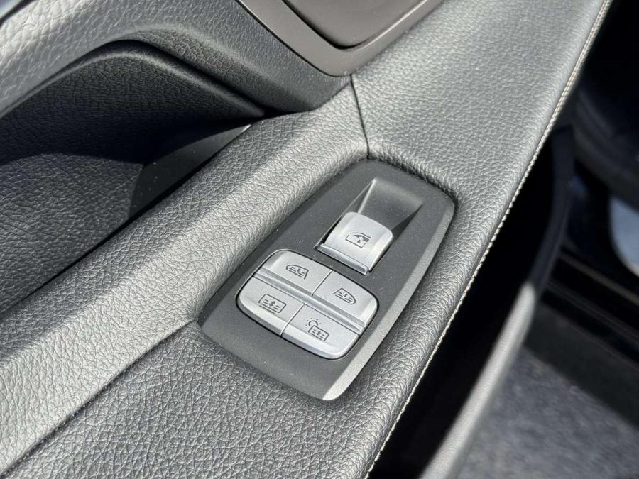Black BMW 740 2017 in Vilnius, with an engine capacity of 3.00 L and mileage of 188 thousand km for 19350 €, photo 17 on AUTOMOTO.COM.LV