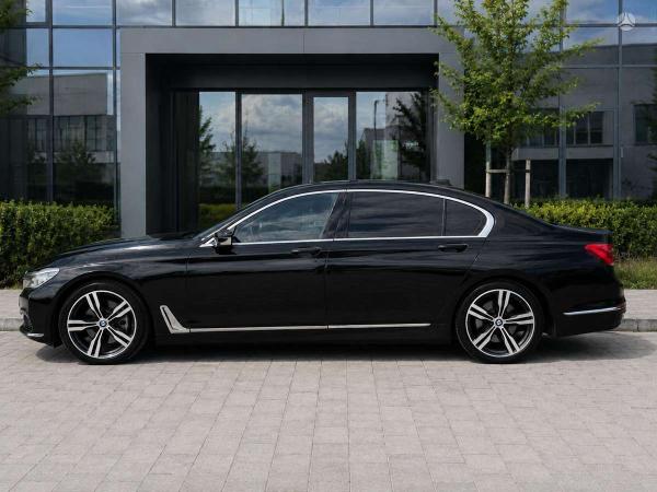 Black BMW 740 2017 in Vilnius, with an engine capacity of 3.00 L and mileage of 188 thousand km for 19350 €, photo 6 on AUTOMOTO.COM.LV