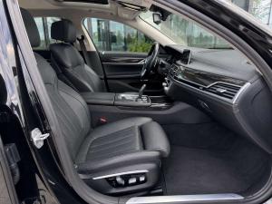 Black BMW 740 2017 in Vilnius, with an engine capacity of 3.00 L and mileage of 188 thousand km for 19350 €, photo 9 on AUTOMOTO.COM.LV