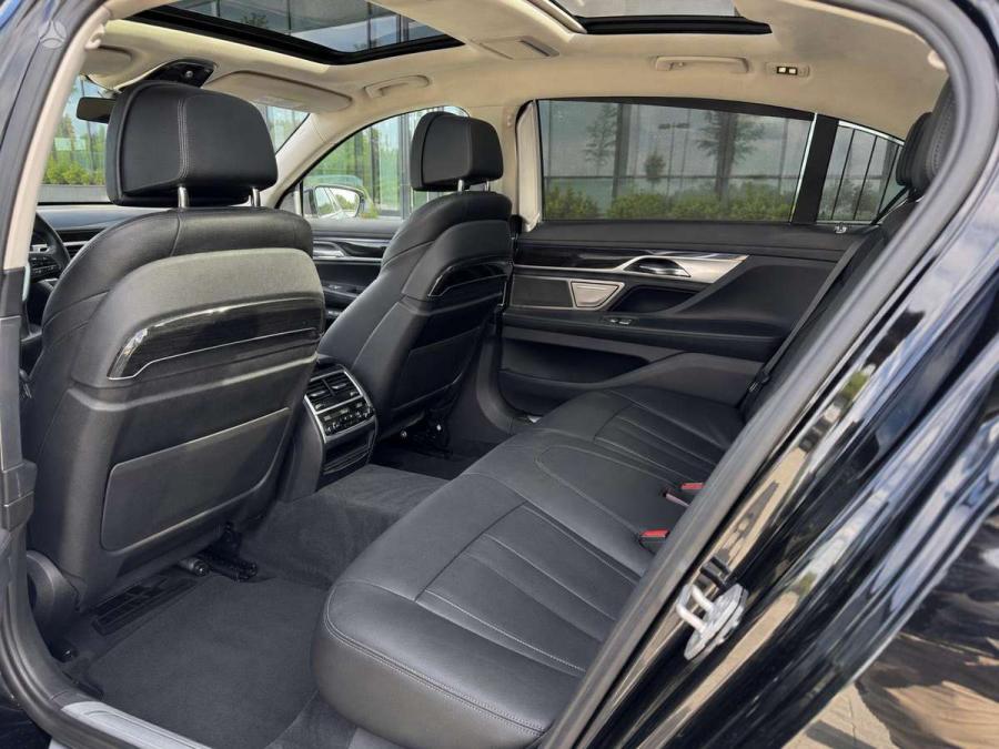Black BMW 740 2017 in Vilnius, with an engine capacity of 3.00 L and mileage of 188 thousand km for 19350 €, photo 12 on AUTOMOTO.COM.LV