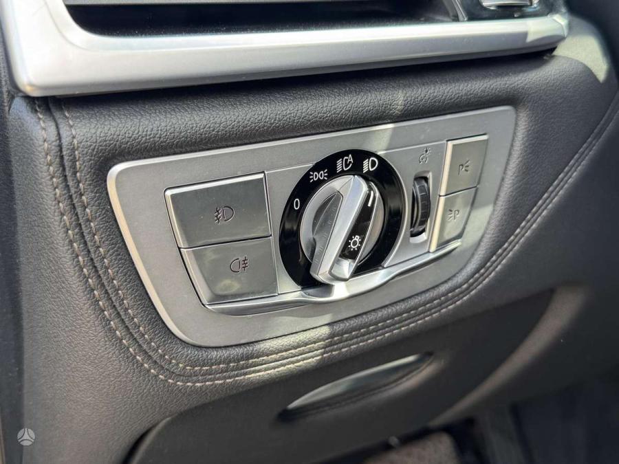 Black BMW 740 2017 in Vilnius, with an engine capacity of 3.00 L and mileage of 188 thousand km for 19350 €, photo 16 on AUTOMOTO.COM.LV