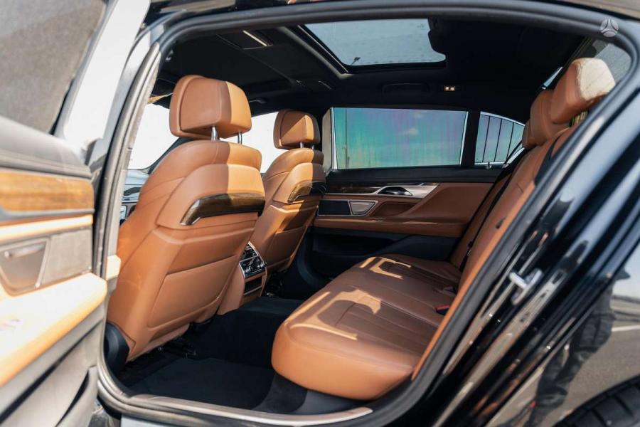 Melns BMW 740 2017 Viļņa, ar dzinēja tilpumu 3.00 L un nobraukumu 171 tūkst. km par 21900 €, foto 24 vietnē AUTOMOTO.COM.LV