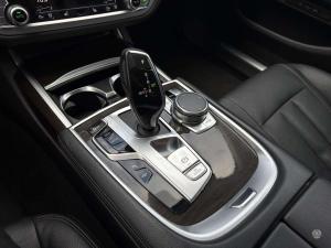Black BMW 740 2019 in Vilnius, with an engine capacity of 3.00 L and mileage of 330 thousand km for 30999 €, photo 17 on AUTOMOTO.COM.LV