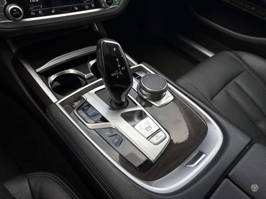 Black BMW 740 2019 in Vilnius, with an engine capacity of 3.00 L and mileage of 330 thousand km for 30999 €, photo 17 on AUTOMOTO.COM.LV