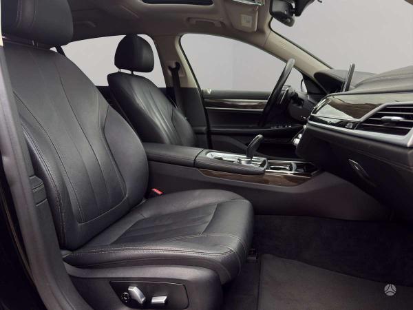 BMW 740 2019 Viļņa vietnē Melns BMW 740 2019 Viļņa, ar dzinēja tilpumu 3.00 L un nobraukumu 330 tūkst. km par 30999 €, foto 9 vietnē AUTOMOTO.COM.LV