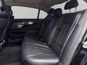 Melns BMW 740 2019 Viļņa, ar dzinēja tilpumu 3.00 L un nobraukumu 330 tūkst. km par 30999 €, foto 13 vietnē AUTOMOTO.COM.LV