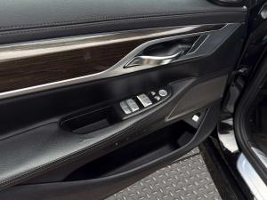 Melns BMW 740 2019 Viļņa, ar dzinēja tilpumu 3.00 L un nobraukumu 330 tūkst. km par 30999 €, foto 15 vietnē AUTOMOTO.COM.LV