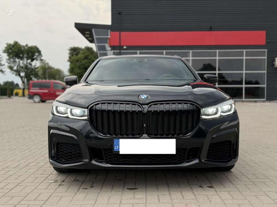 Black BMW 740 2019 in Taurage, with an engine capacity of 0.00 L and mileage of 118 thousand km for 30999 €, photo 3 on AUTOMOTO.COM.LV