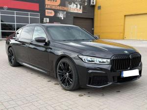 Black BMW 740 2019 in Taurage, with an engine capacity of 0.00 L and mileage of 118 thousand km for 30999 €, photo 4 on AUTOMOTO.COM.LV