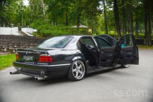 Melns BMW 740 1994 Rīga, ar dzinēja tilpumu 4.00 L un nobraukumu 300 tūkst. km par 3950 €, foto  vietnē AUTOMOTO.COM.LV