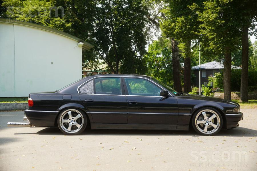 Black BMW 740 1995 in Riga, with an engine capacity of 4.00 L and mileage of 288 thousand km for 3950 €, photo 1 on AUTOMOTO.COM.LV