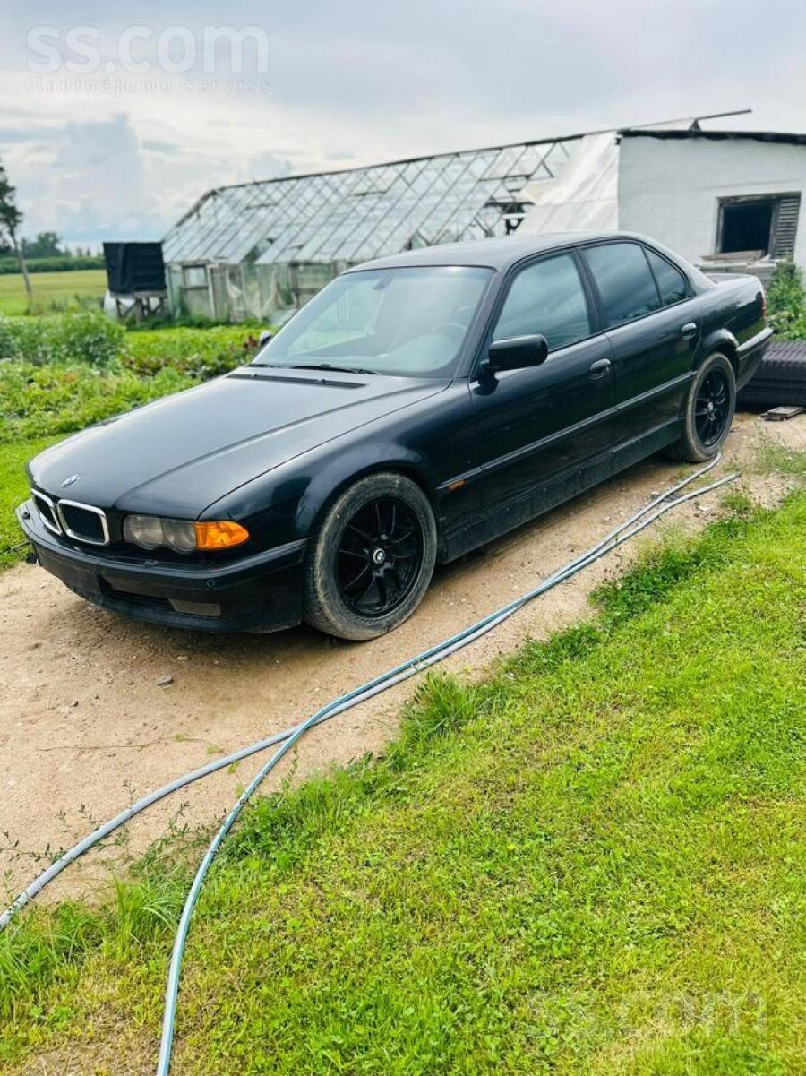 Melns BMW 740 1998 Saldus, ar dzinēja tilpumu 4.40 L un nobraukumu 185 tūkst. km par 1000 €, foto 1 vietnē AUTOMOTO.COM.LV