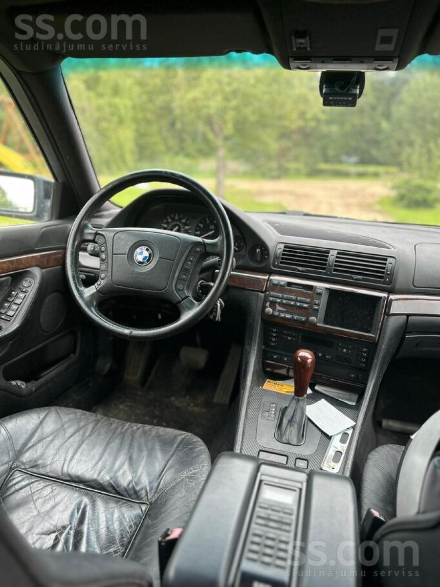 Melns BMW 740 1998 Saldus, ar dzinēja tilpumu 4.40 L un nobraukumu 185 tūkst. km par 1000 €, foto 4 vietnē AUTOMOTO.COM.LV