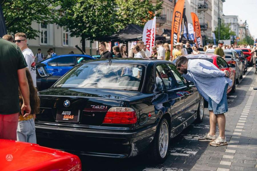 Melns BMW 740 2001 Viļņa, ar dzinēja tilpumu 4.40 L un nobraukumu 216 tūkst. km par 22000 €, foto 28 vietnē AUTOMOTO.COM.LV