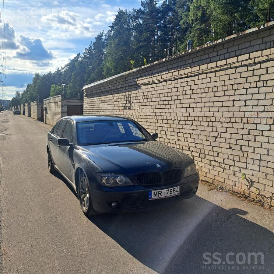 Black BMW 740 2005 in Riga, with an engine capacity of 4.00 L and mileage of 267 thousand km for 3000 €, photo 1 on AUTOMOTO.COM.LV