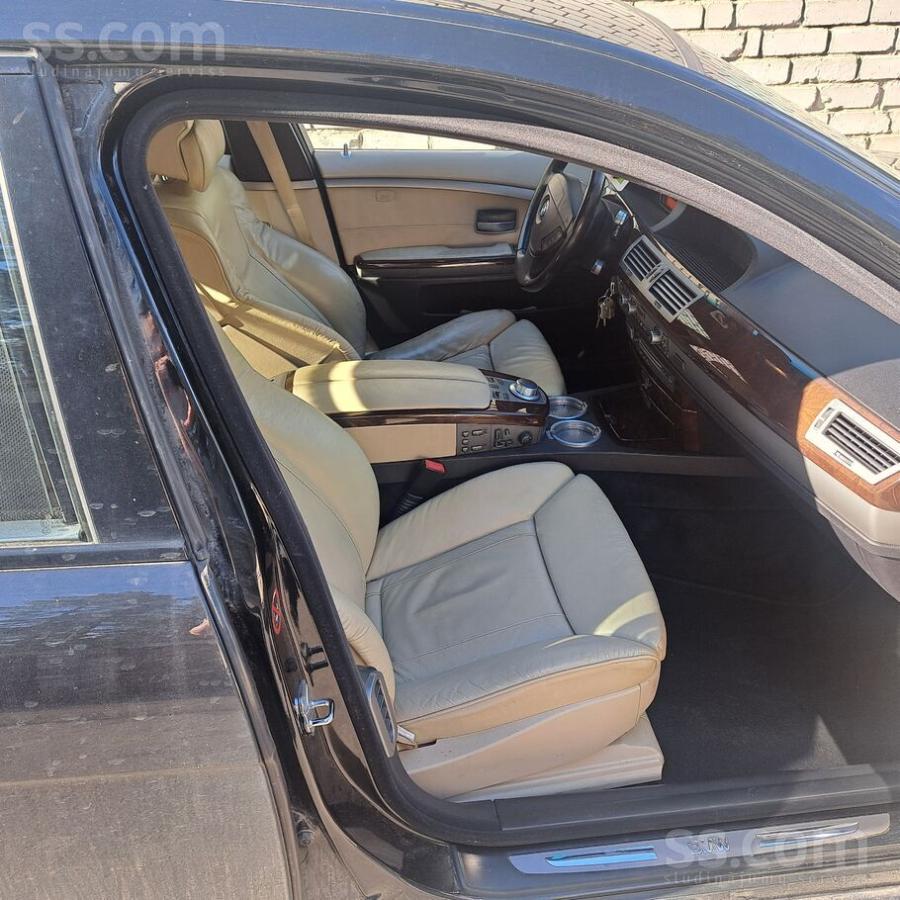 Black BMW 740 2005 in Riga, with an engine capacity of 4.00 L and mileage of 267 thousand km for 3000 €, photo 2 on AUTOMOTO.COM.LV