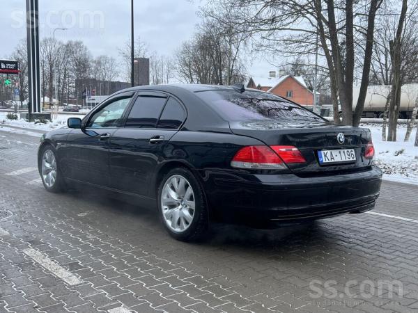 Black BMW 740 2005 in Riga, with an engine capacity of 4.00 L and mileage of 350 thousand km for 4100 €, photo 3 on AUTOMOTO.COM.LV