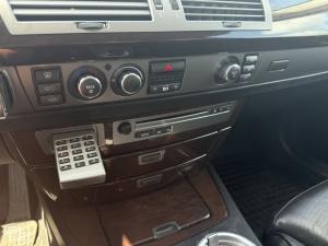 Melns BMW 740 2006 Kauņa, ar dzinēja tilpumu 4.00 L un nobraukumu 300 tūkst. km par 2200 €, foto 15 vietnē AUTOMOTO.COM.LV