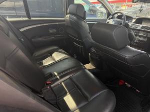 Melns BMW 740 2006 Kauņa, ar dzinēja tilpumu 4.00 L un nobraukumu 300 tūkst. km par 2200 €, foto 17 vietnē AUTOMOTO.COM.LV